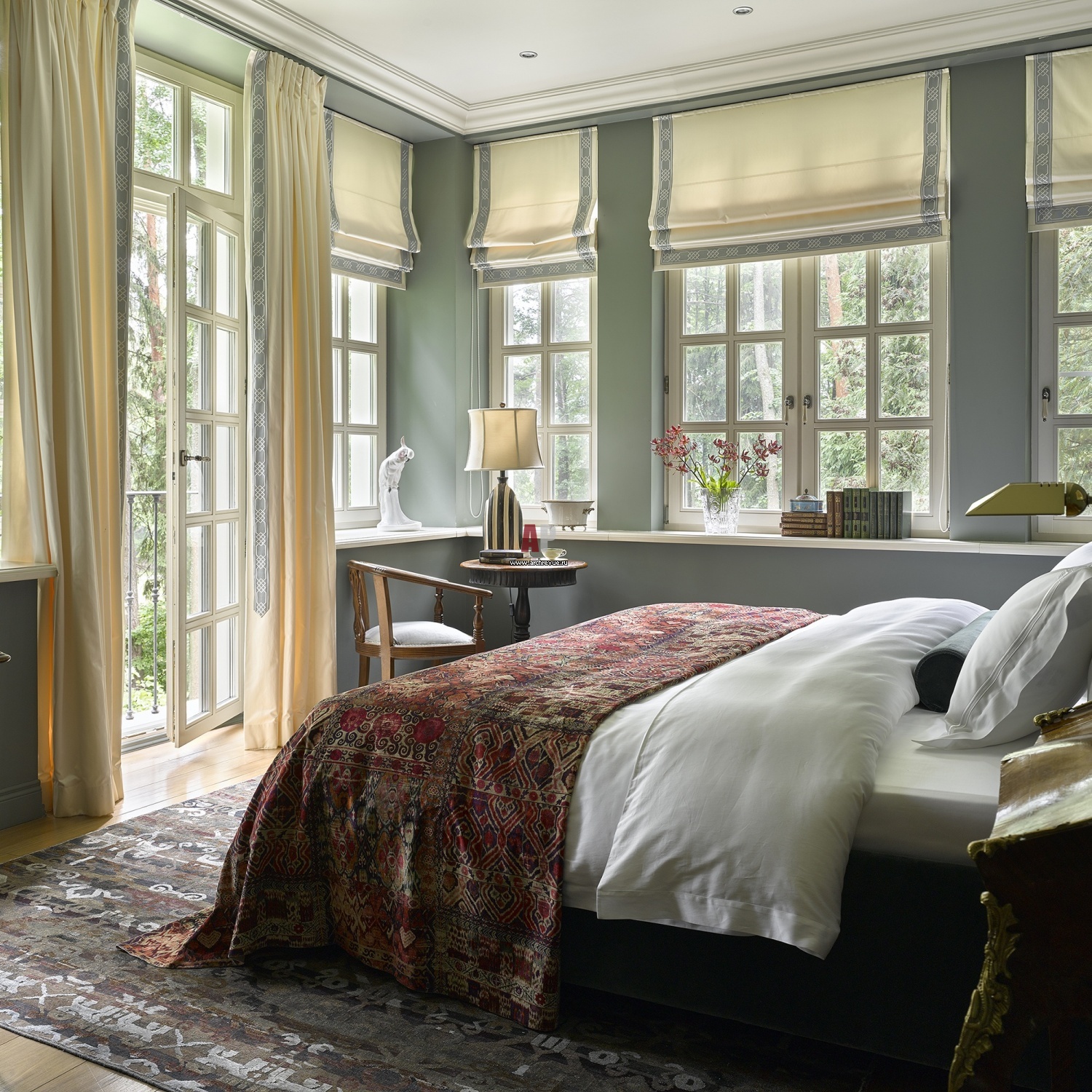 Фото интерьера спальни дома в стиле неоклассика